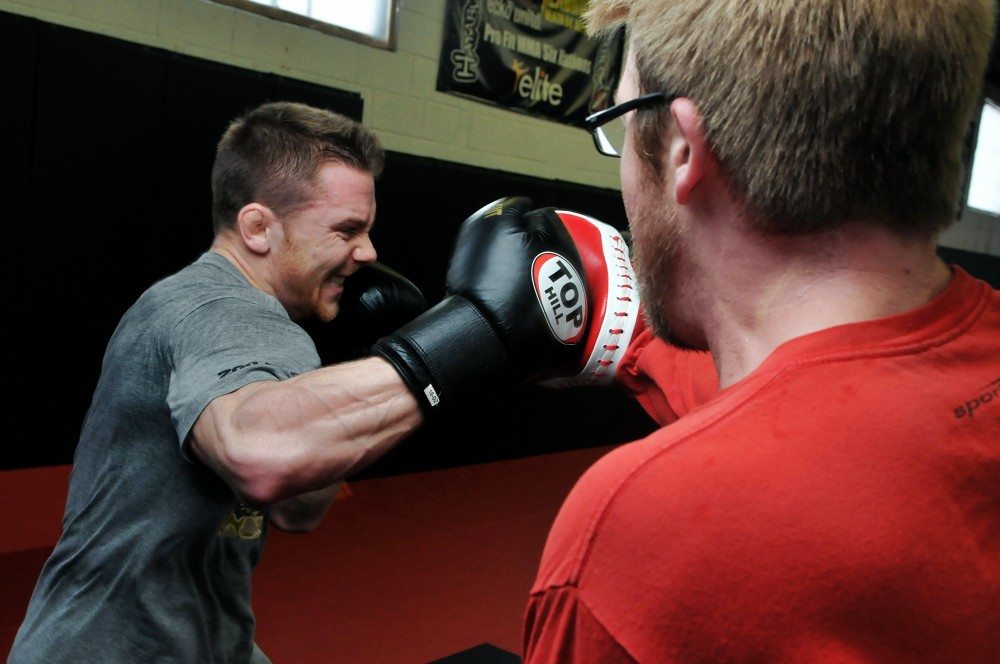 Cómo empezar a boxear en casa sin equipamiento