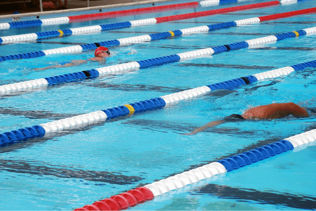 ¿Cómo estructurar una rutina de natación para principiantes?