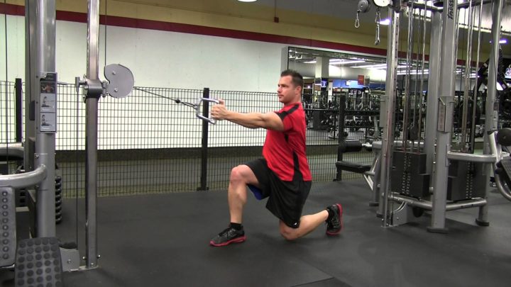 10 ejercicios en polea para construir masa muscular