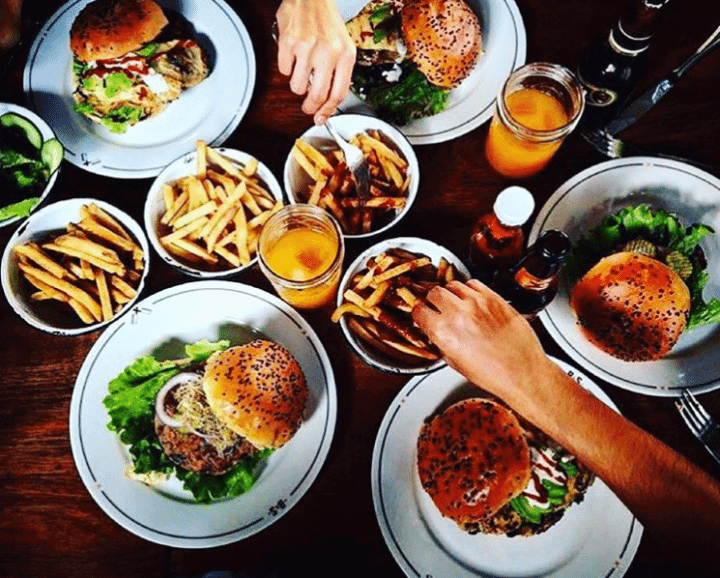 Qué comer y qué evitar cuando vamos a un restaurante