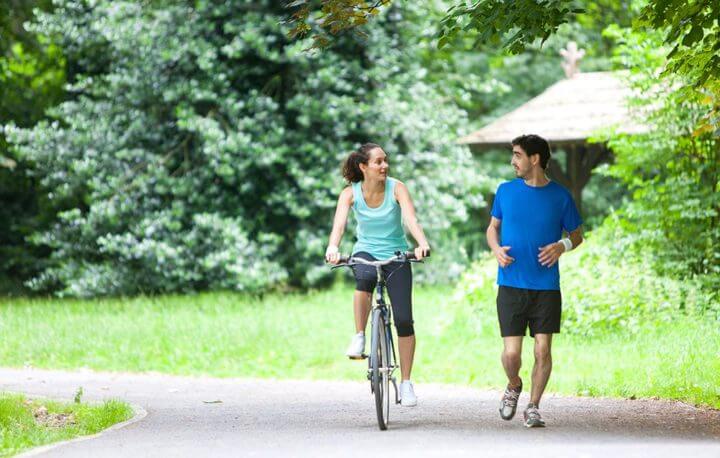 5 razones por las que montar en bicicleta es mejor que correr
