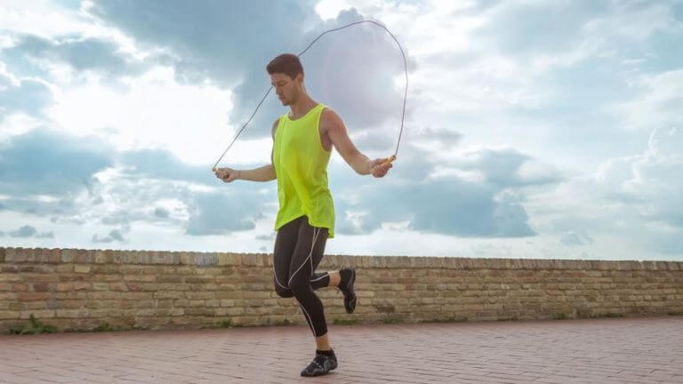 La rutina HIIT definitiva con una cuerda de comba