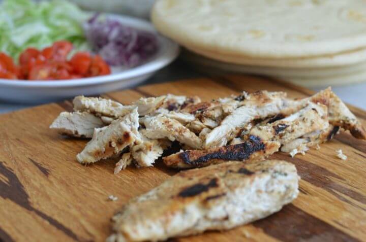 Cómo hacer gyros de pollo griegos con salsa salsa Tzatziki