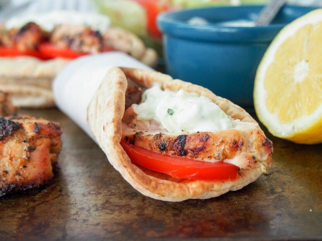 Cómo hacer gyros de pollo griegos con salsa salsa Tzatziki