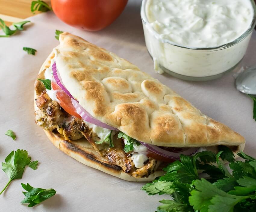 Cómo hacer gyros de pollo griegos con salsa salsa Tzatziki