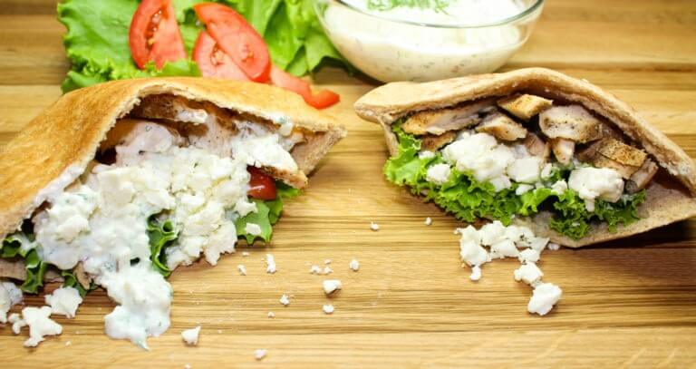 Cómo hacer gyros de pollo griegos con salsa salsa Tzatziki