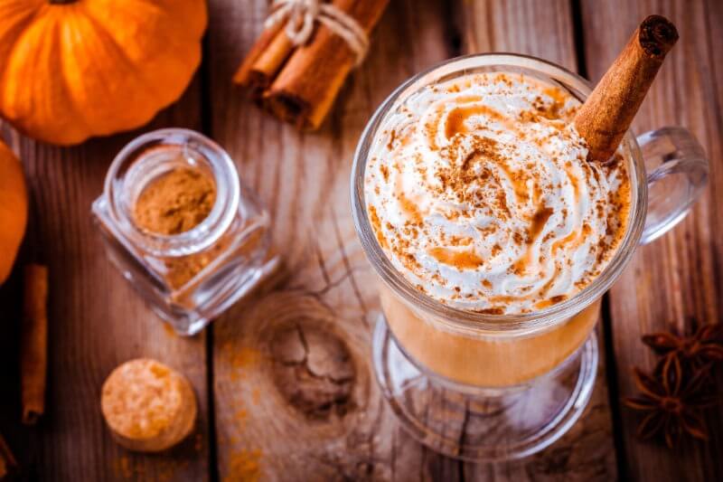 Cómo hacerte tu propio café especiado con calabaza