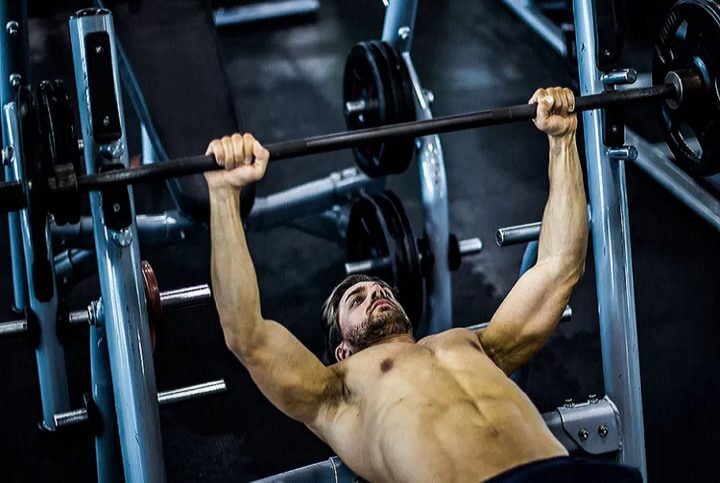 La guía definitiva para ejecutar el press de banca y las 5 mejores ...