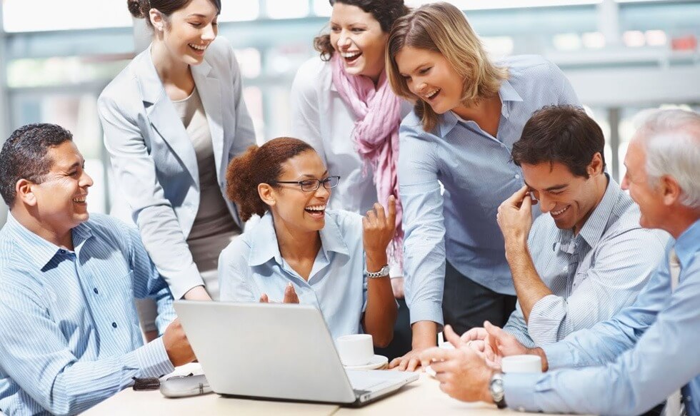 5 trampas potenciales de socializar demasiado en el trabajo