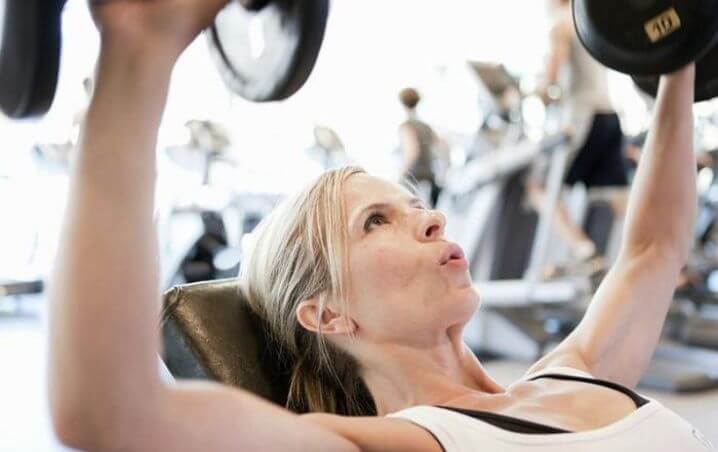 Cómo ganar más confianza al entrenar en una sala de pesas