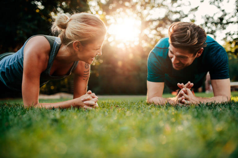 4 ejercicios de core con peso para tener un abdomen más fuerte