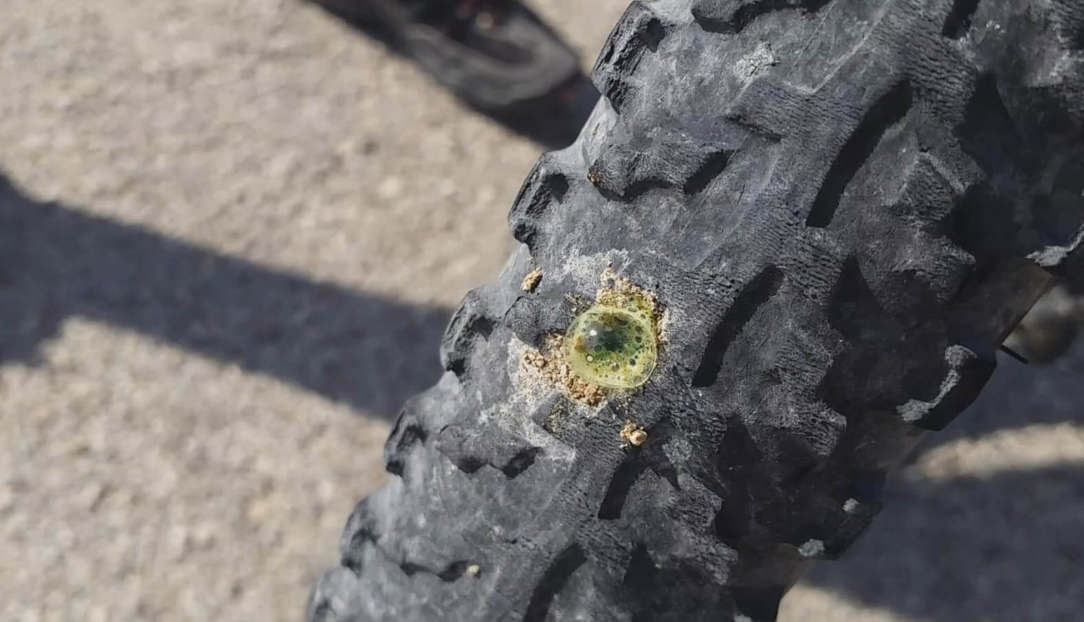 Cómo arreglar un neumático de bicicleta pinchado