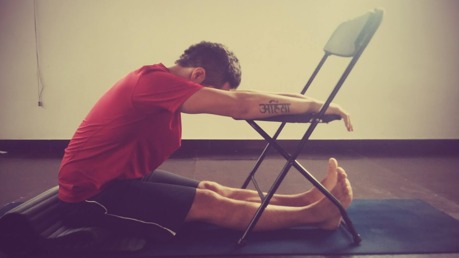 5 poses de yoga que puedes hacer en tu propia silla de trabajo