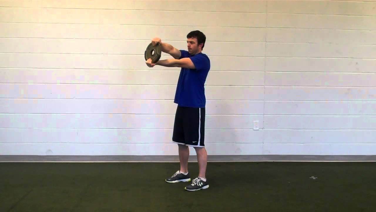 La rutina que puedes hacer con solamente un disco de pesas