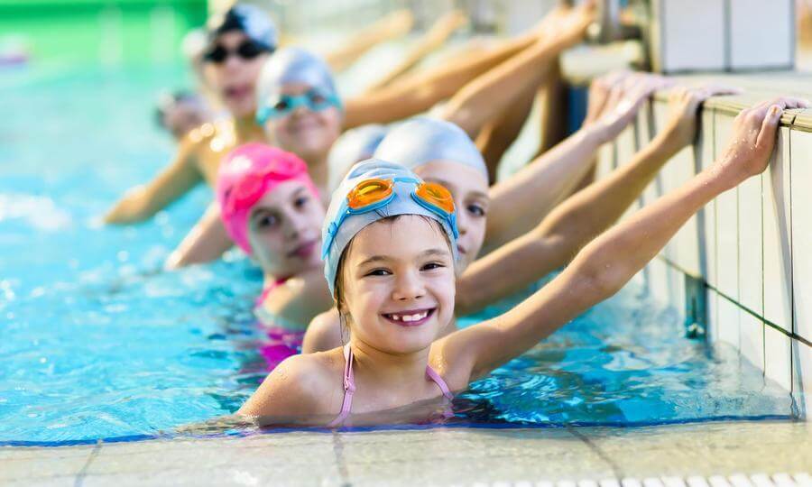 ¿Qué beneficios tiene para un niño unirse a un club de natación?