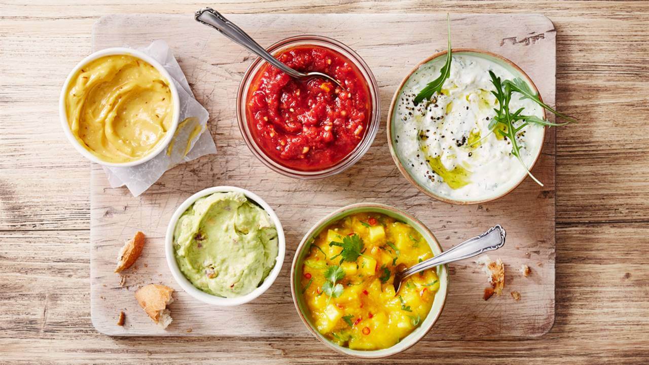 5 recetas saludables de salsas para mojar tus snacks