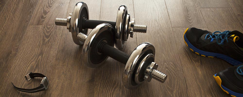 Guía útil para empezar un entrenamiento con pesas en casa