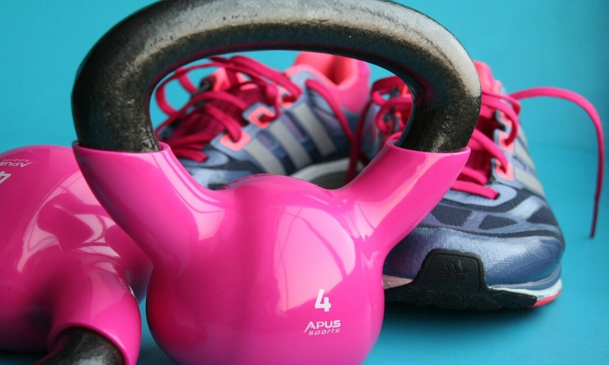 Los 5 mejores ejercicios con kettlebells o pesas rusas para entrenar la ...