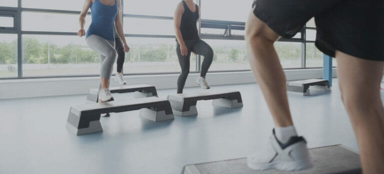 8 ejercicios con step para ganar fuerza y equilibrio