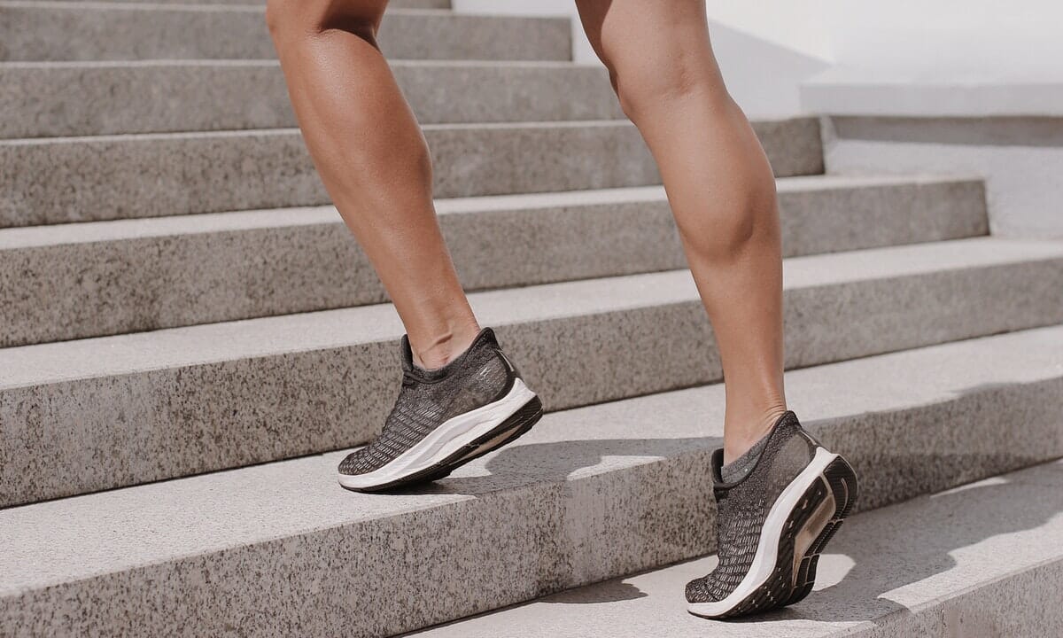 8 ejercicios con step para ganar fuerza y equilibrio